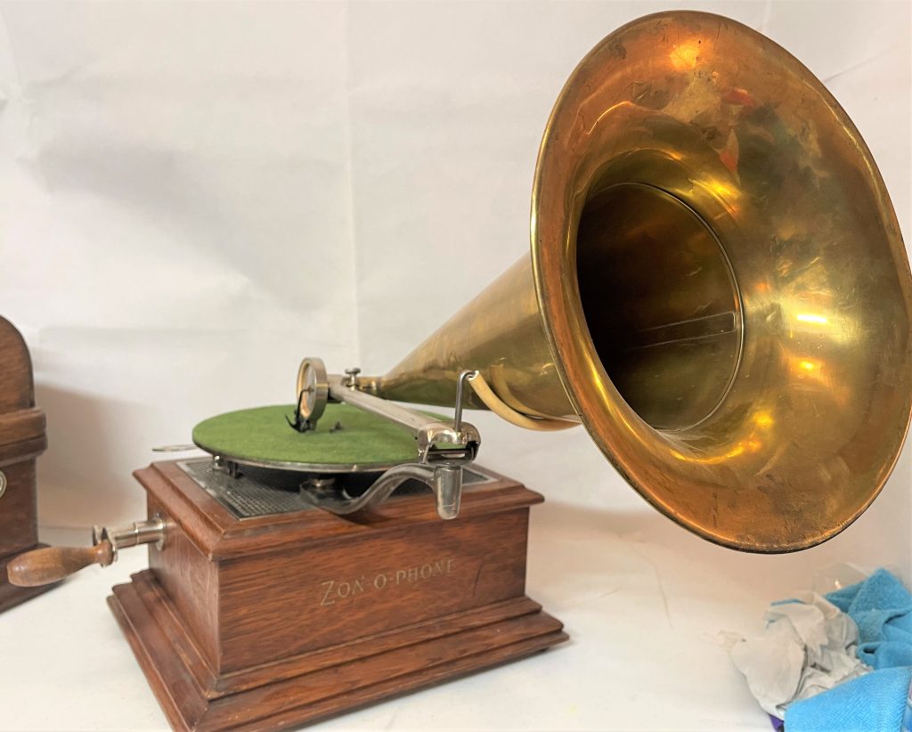 Front mount Zonophone Phonograph – 4-4 Time