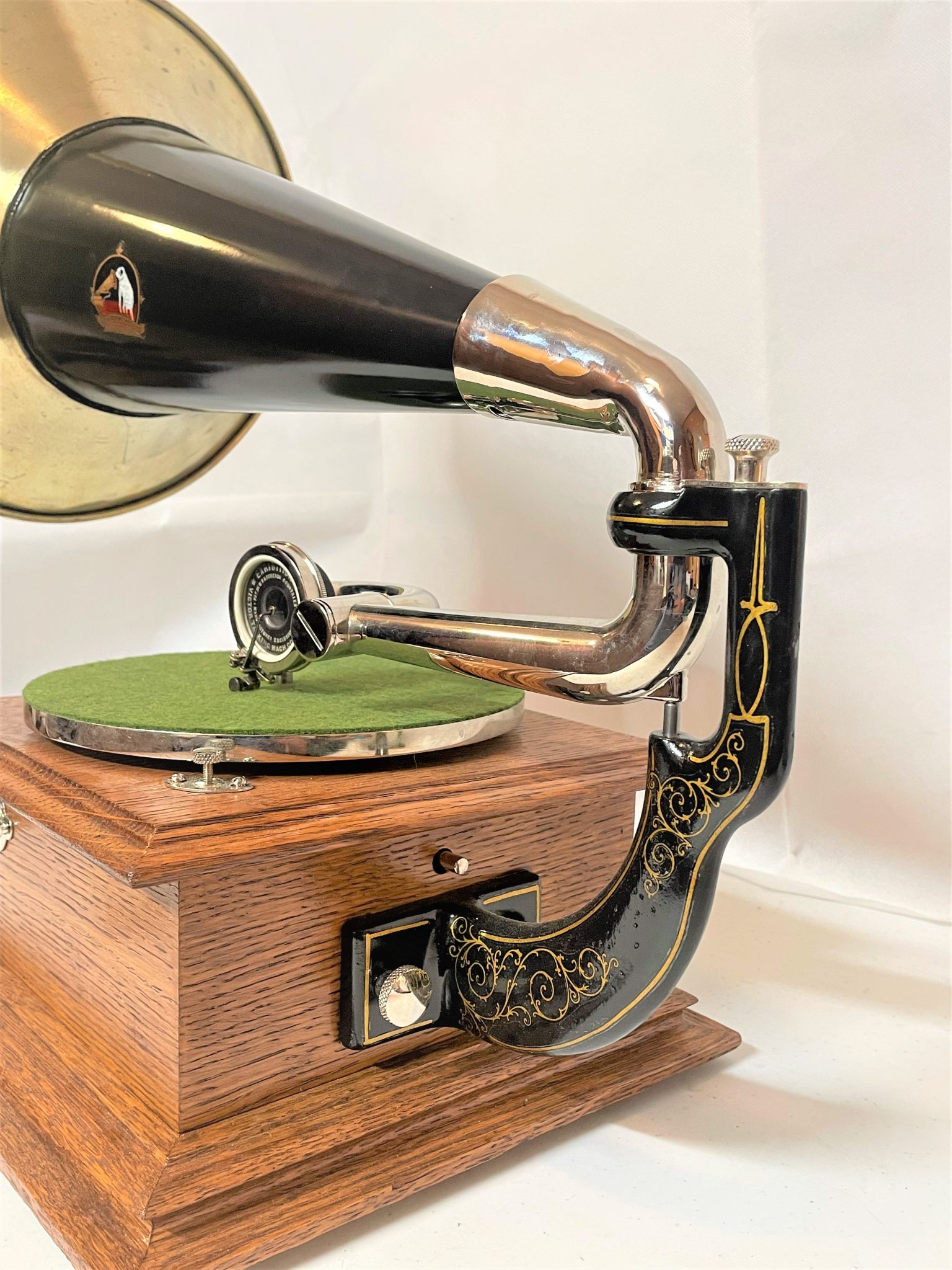 Beautiful Victor “1” Disc Phonograph with Horn – 4-4 Time
