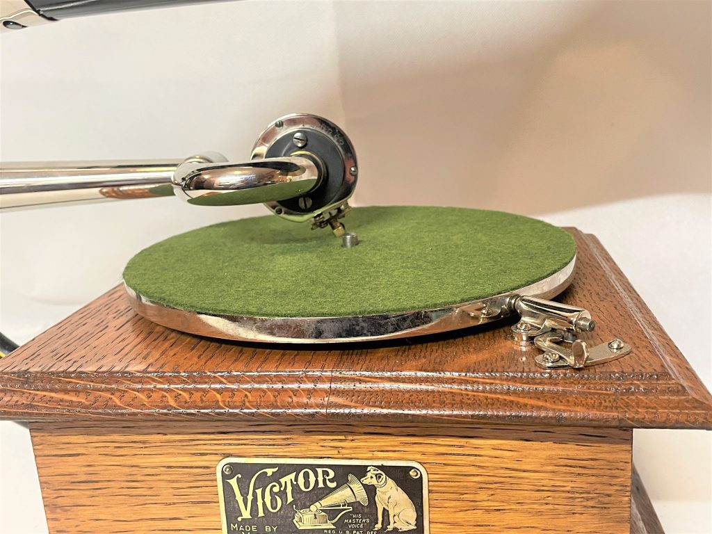 Beautiful Victor “1” Disc Phonograph with Horn – 4-4 Time