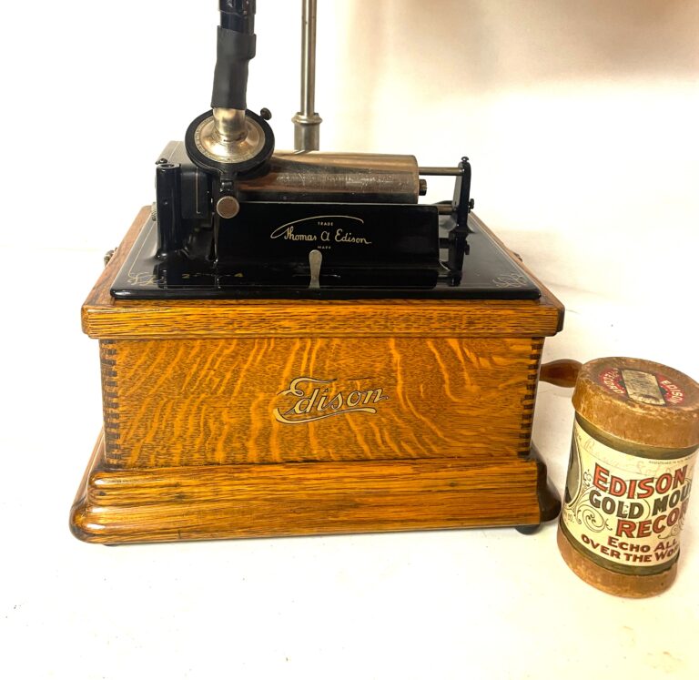 Edison Fireside Model “A” with Beautiful Cygnet Horn – 4-4 Time