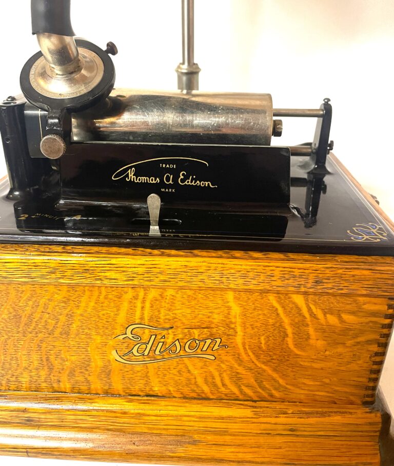 Edison Fireside Model “A” with Beautiful Cygnet Horn – 4-4 Time