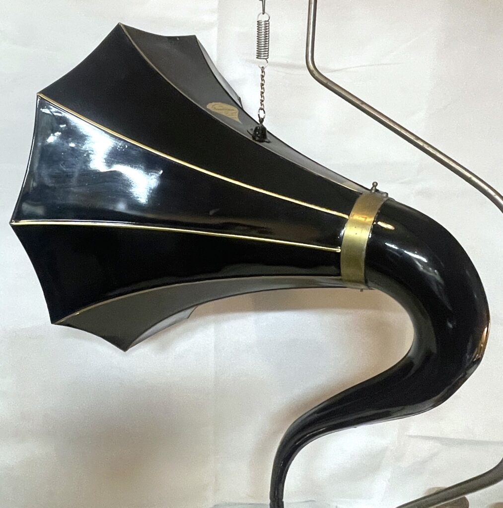 Edison Fireside Model “A” with Beautiful Cygnet Horn – 4-4 Time