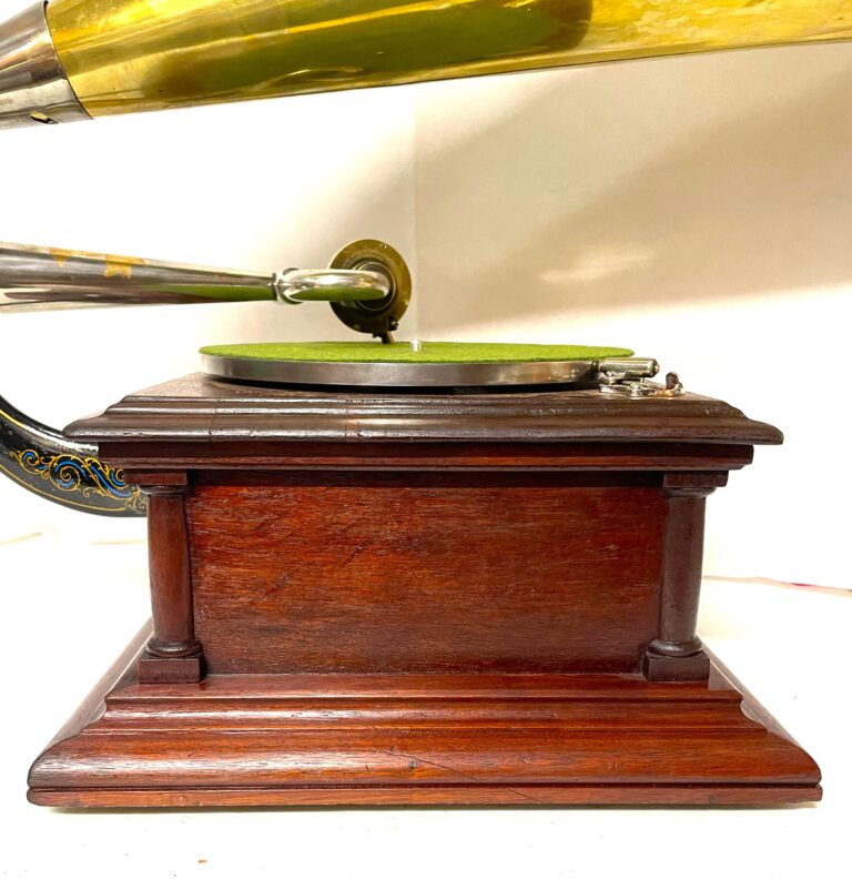 Victor IV phonograph with Beautiful all Brass horn! – 4-4 Time