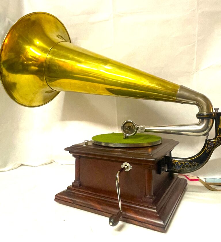 Victor IV phonograph with Beautiful all Brass horn! – 4-4 Time