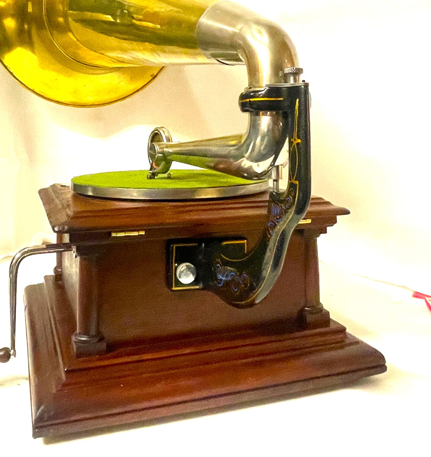 Victor IV phonograph with Beautiful all Brass horn! – 4-4 Time