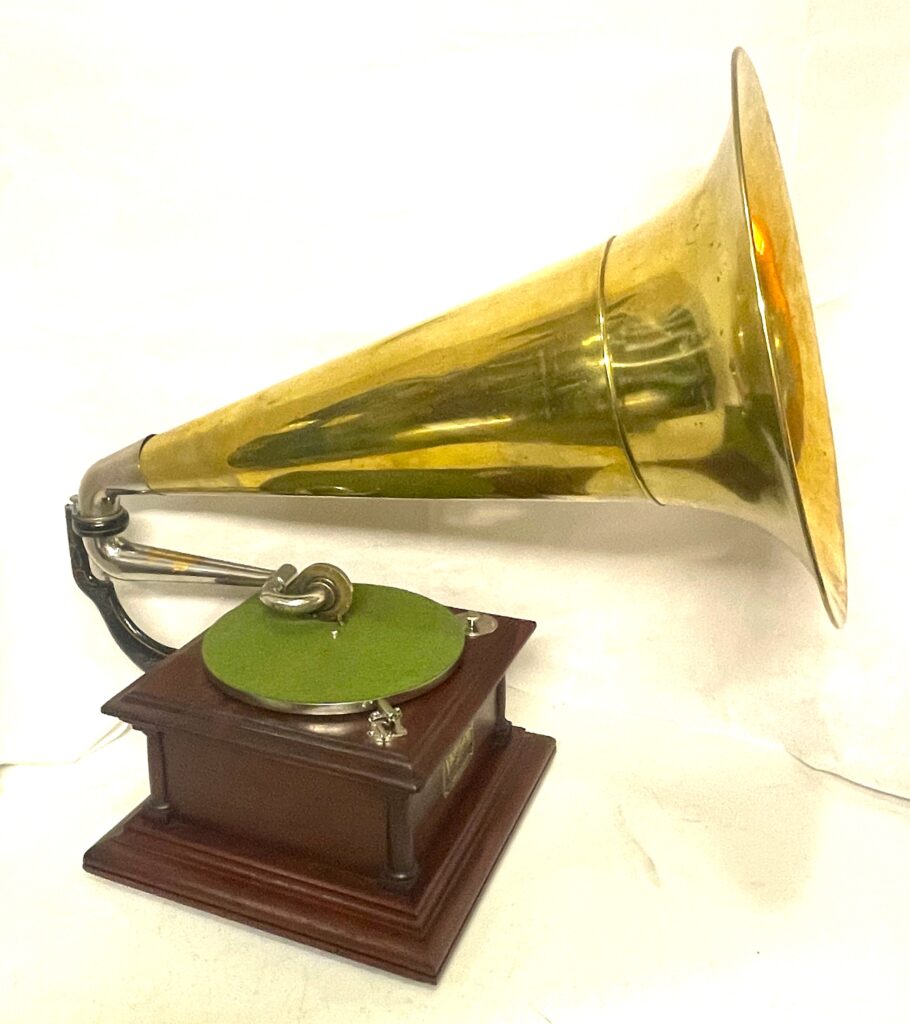 Victor IV phonograph with Beautiful all Brass horn! – 4-4 Time