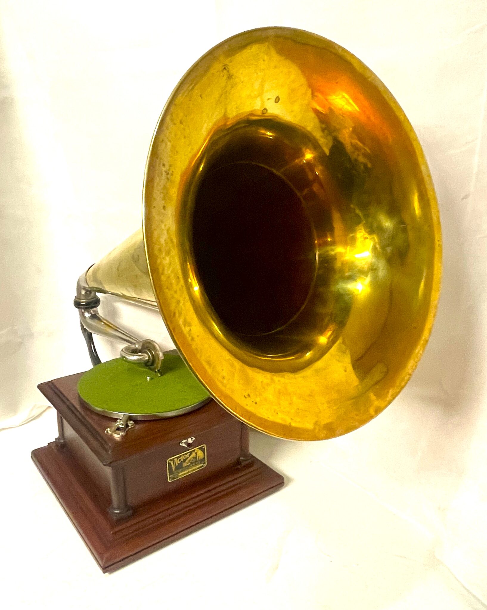 Victor IV phonograph with Beautiful all Brass horn! – 4-4 Time